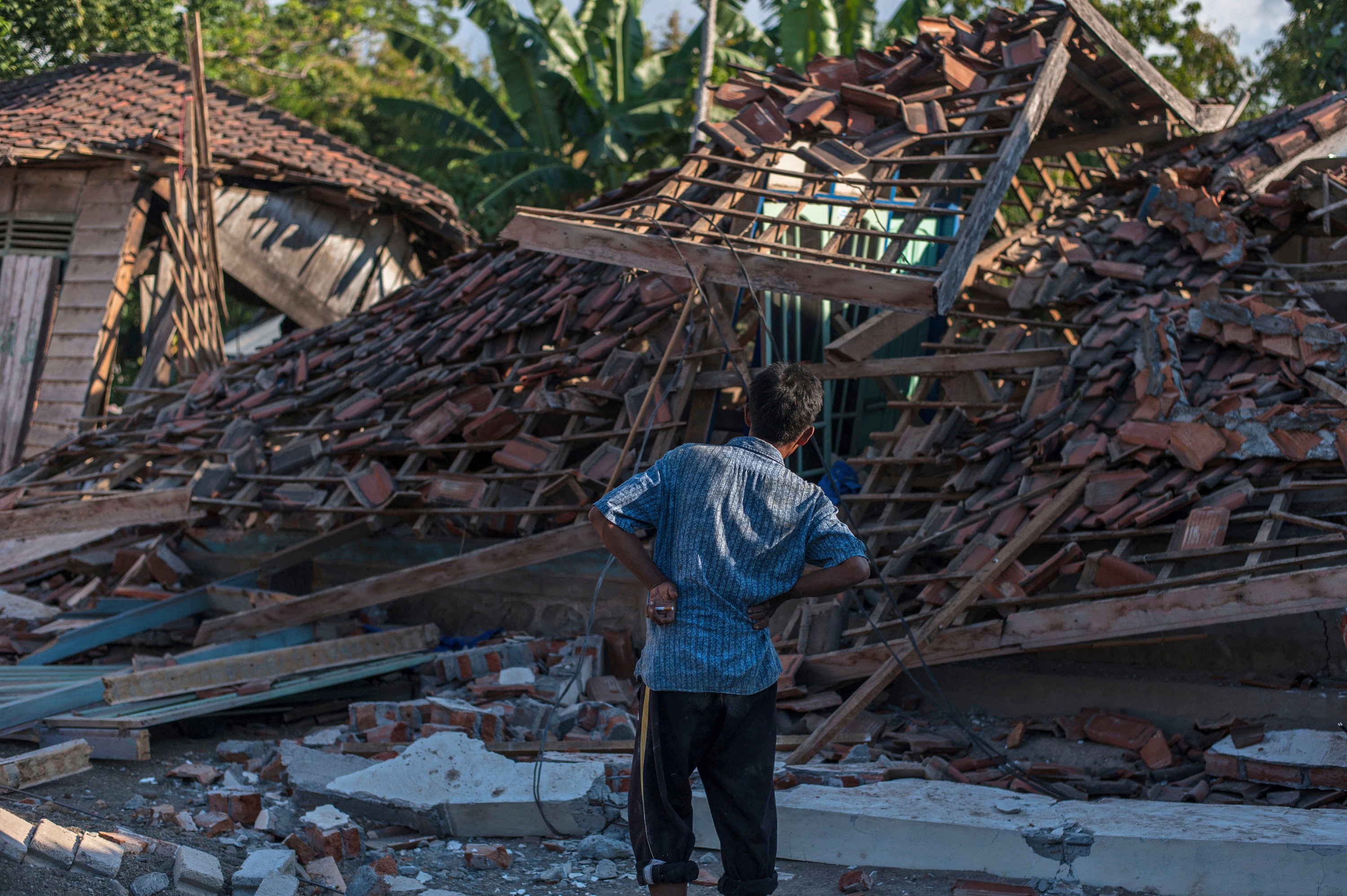 Lombok quake death toll jumps as aftershock causes panic | SBS News